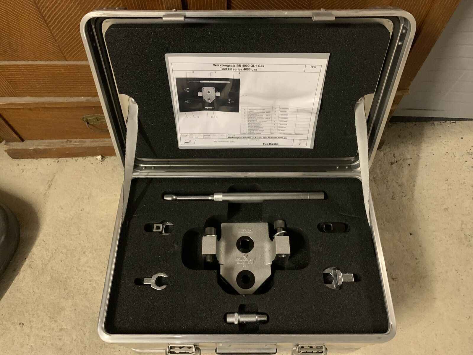 F30452563: TOOL KIT | Novi Group